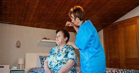 파란색 스크럽 슈트를 입은 여성이 파란색 드레스를 입은 여성 옆에 서 있습니다 사진 Unsplash의 건강 이미지