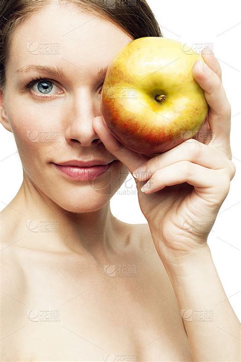 带着苹果的年轻女子