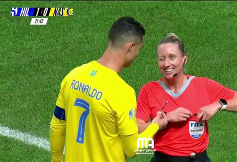 چشمک زدن داور بازی دوستانه النصر و الهلال به رونالدو عکس