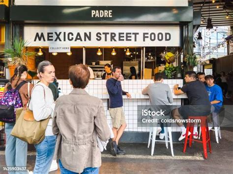 영국 런던 버러 마켓의 멕시코 길거리 음식 노점에서 식사하는 사람들 런던 잉글랜드에 대한 스톡 사진 및 기타 이미지 런던 잉글랜드 버러 마켓 길거리 음식 Istock