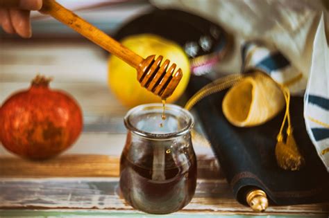 사과와 꿀 유대인 설날 로쉬 하샤나 토라 북 키파 야몰카 탈리의 전통 음식 Tishrei에 대한 스톡 사진 및 기타 이미지 Tishrei 개념 건강한 생활방식