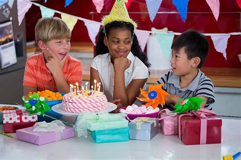 Fondo Niños Celebrando Cumpleaños Foto E Imagen Para Descarga Gratuita