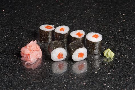 초밥은 검은 대리석 배경에 롤 신선한 호소막 마키 니기리 튀김 우라마키 필라델피아에 쌀 김 생선을 곁들인 요리 일식 쿠신 아시아 음식 0명에 대한 스톡 사진 및 기타 이미지