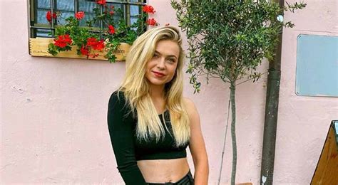FOTO S Joy Beune Omarmt Haar Lichaam Met Een Uitdagende Look In De LINDA