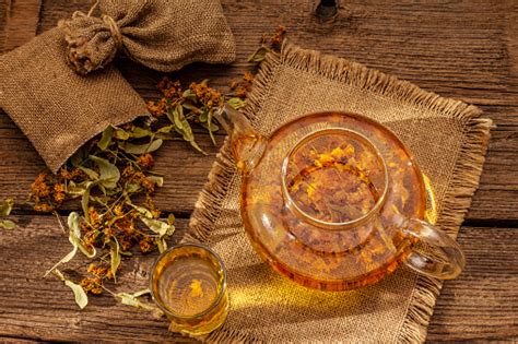 린든 차 드라이 향기로운 꽃 화창한 아침 식사 면역 체계를 강화하는 뜨거운 음료 대체 의학 가방에 대한 스톡 사진 및 기타