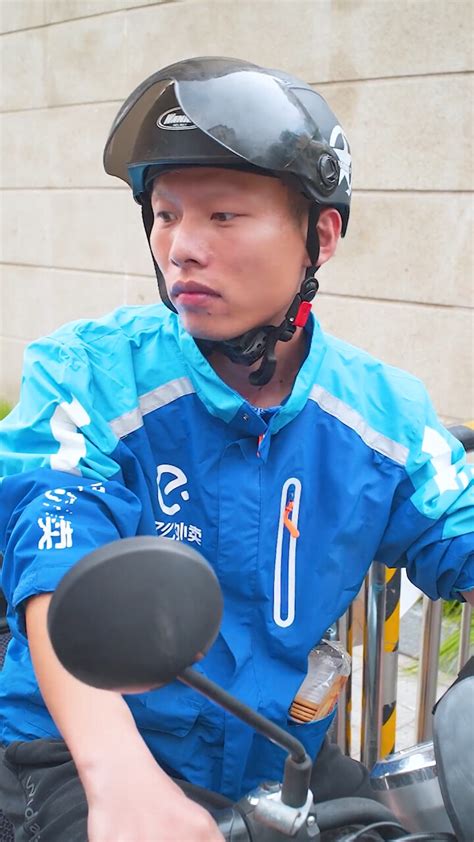 今天在门岗拦了一外卖小哥，紧接着一位美女直接给我来了个神操作！腾讯新闻