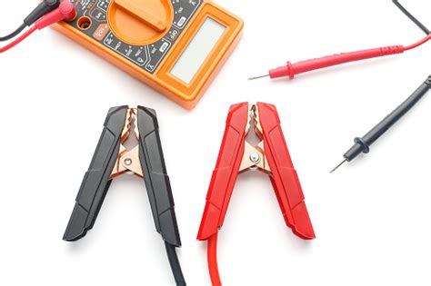 흰색 배경에 분리 된 멀티 미터 볼트미터와 빨간색과 검은 색 쿠퍼 점퍼 케이블 자동차 배타 서비스 개념 맨 위 보기입니다 0명에 대한 스톡 사진 및 기타 이미지 Istock