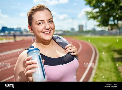 Mollige junge frau Fotos und Bildmaterial in hoher Auflösung Alamy