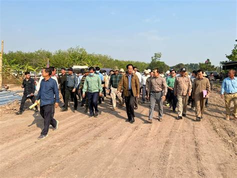 លោក លី ធុជ អញ្ជើញអមអម ដំណេីរ លោក ជា សុផារ៉ា ចុះ ពិនិត្យ ទីតាំង ដី សម្រាប់ សាងសង់ លំនៅឋាន ជូន