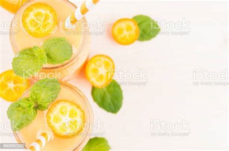 유리에 오렌지 감귤 류 금 귤 과일 스무디의 장식 프레임 민트 잎 귀여운 익은 베리 평면도와 항아리 화이트 나무 보드 배경 공간을 복사 합니다 0명에 대한 스톡 사진 및