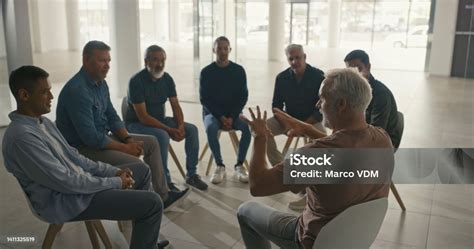 치료사와의 치료 세션에서 성숙한 남성 슬픔에 잠긴 과부들은 슬픔 상담사로부터 조언을 구하고 친구들과 신뢰 서클에서 이야기합니다 투쟁만을 논의하는 남성을위한 Aa 회의 단체에