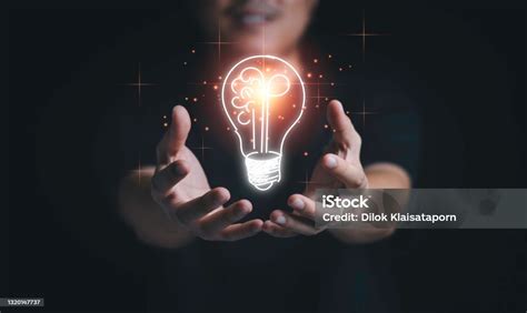 남자 손 은 오렌지 광선 창조적 인 사고 아이디어와 혁신 개념으로 빛나는 그리기 전구를 매달려 들고 개념에 대한 스톡 사진 및 기타 이미지 Istock
