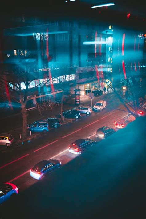 4k 바탕화면 4k 배경 Led 조명 Rgb 가로등 거리에서 교통 교통 체증 네온 도시 네온 배경 네온 불빛