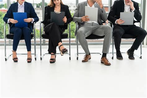 직장 면접을 위해 사무실의 자에서 대기 하는 중에 이력서 Cv 폴더를 들고 사업가와 기업인 기업 비즈니스 및 인적 자원 개념입니다 객실 있음에 대한 스톡 사진 및 기타