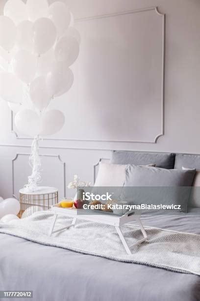 회색 시트와 담요 나이트 스탠드 위의 흰색 풍선 무리 빈 벽에 공간을 복사 큰 침대에 흰색 나무 Trey에 생일 아침 식사 0명에 대한 스톡 사진 및 기타 이미지 Istock
