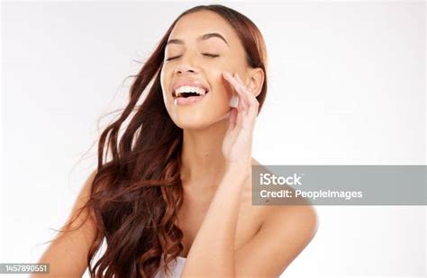 아름다움 헤어 케어 및 흰색 스튜디오 배경에 있는 여성은 성장과 발전을 위한 화장품 메이크업 및 샴푸입니다 목업 살롱 공간을 갖춘 글로우 색상 및 자기 관리를 위한 콜롬비아