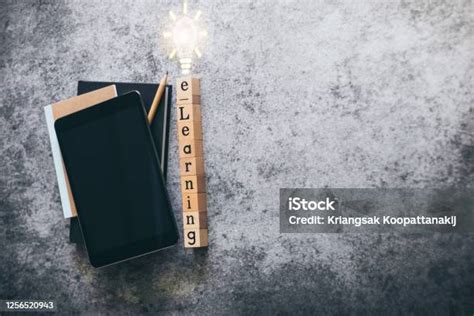 아이콘과 전자 학습의 나무 큐브 문자와 태블릿 교과서와 연필 웨비나 온라인 교육 과정 원격 학습 및 학습 인터넷 지식 기반의 교육 또는 비즈니스 개념 0명에 대한 스톡 사진