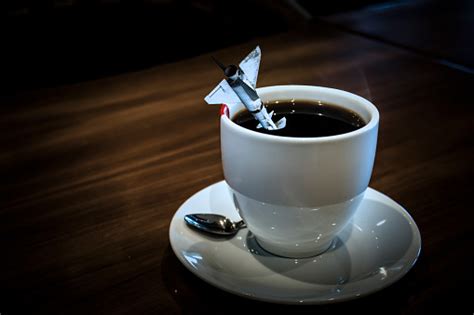 로켓은 접시와 숟가락이 달린 흰색 컵에 커피 한 잔에 빠졌습니다 0명에 대한 스톡 사진 및 기타 이미지 0명 개수대 내부 Istock