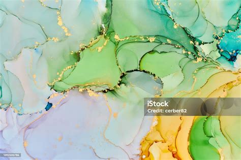 알코올 잉크 기술의 천연 고급 추상 유체 예술 그림 부드럽고 꿈꾸는 벽지 투명한 파도와 황금 소용돌이를 만드는 색상의 혼합물 포스터용 기타 인쇄물 알콜 잉크에 대한 스톡