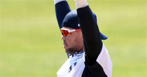 포토 두산 페르난데스 손 머리 위로