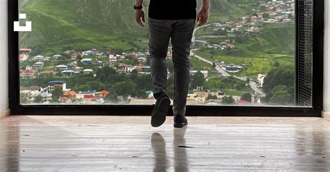 검은 티셔츠와 회색 데님 청바지를 입은 남자가 갈색 나무 바닥에 서 있다 사진 Unsplash의 무료 카즈베기 이미지