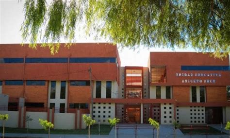 Padres De Familia De La Unidad Educativa Aniceto Arce En Demanda Del Mantenimiento De La