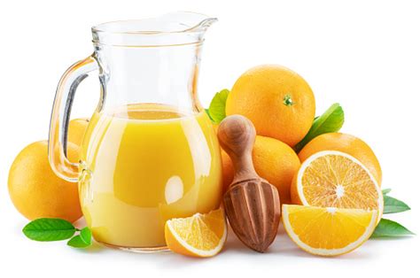 오렌지 과일 신선한 오렌지 주스의 물병과 흰색 배경에 고립 된 나무 수동 과즙 짜는기구 파일에 클리핑 패스가 포함되어 있습니다 0명에 대한 스톡 사진 및 기타 이미지