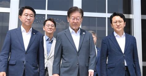 개딸들 쯔양 킹크랩 먹방 때릴 때…잘 먹었다 이재명 횟집 논란