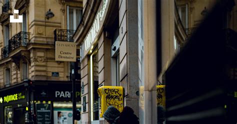 도시 거리의 벤치에 앉아있는 사람 사진 Unsplash의 무료 파리 이미지