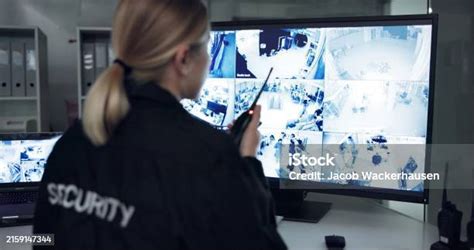 여성 라디오 및 경비원이 보호 건물 안전 또는 데이터 센터를 위해 Cctv 모니터로 말하고 있습니다 검사 비디오 감시 기관 및