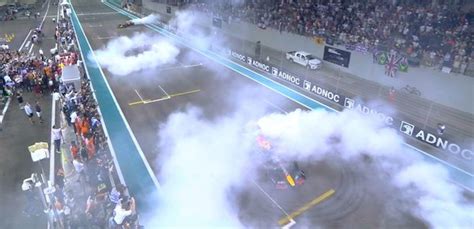 Video F1 Piloten Draaien Donuts Na Afloop Van De Gp Van Abu Dhabi