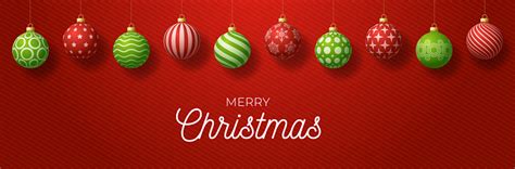 럭셔리 메리 크리스마스 수평 배너 화려한 빨간색과 녹색 사실적인 공이있는 크리스마스 카드는 빨간색 그라데이션 현대 배경의 스레드에 매달려 있습니다 벡터 그림입니다 텍스트