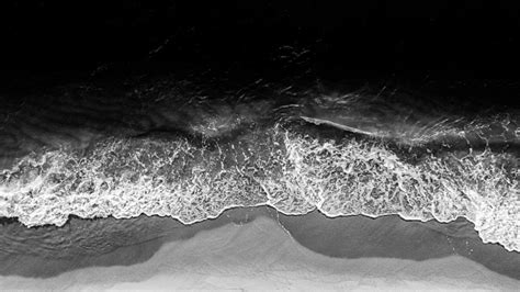 파도를 배경으로 한 해안 드론의 검은 흰색 물 배경 공중에서 바라본 여름 바다 풍경 여행 이미지 0명에 대한 스톡 사진 및 기타 이미지 Istock