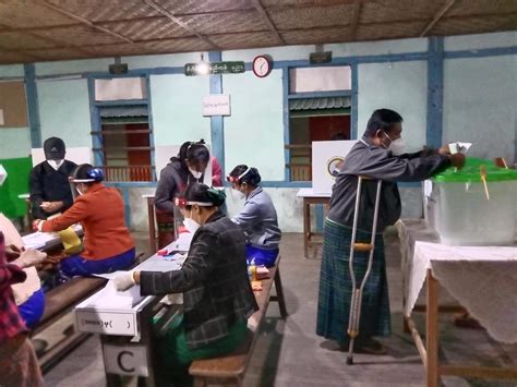 ၂၀၂၀ ပြည့်နှစ် ပါတီစုံဒီမိုကရေစီအထွေထွေရွေးကောက်ပွဲတွင် မဲဆန္ဒရှင်ပြည်သူများ ဆန္ဒမဲ ပေးလျက်ရှိ