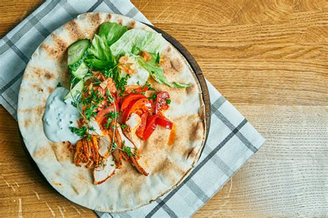 나무 배경에 요구르트 닭고기 오이 토마토와 그리스 자이로 길거리 음식 0명에 대한 스톡 사진 및 기타 이미지 0명 고기 구이 Istock