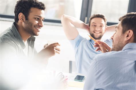 현대 사무실에서 새로운 프로젝트에 종사하는 캐주얼 사업가 비즈니스 팀워크 2명에 대한 스톡 사진 및 기타 이미지 2명 개념 기업 재무와 산업 Istock