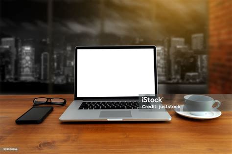 테이블에 빈 화면이 노트북 광고 텍스트 메시지에 대 한 빈 복사본 공간 화면으로 노트북 컴퓨터에 작업 영역 배경 새로운 프로젝트 0명에 대한 스톡 사진 및 기타 이미지