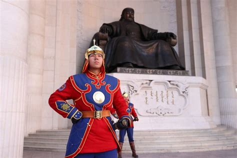 Төрийн далбаа мандуулж Есөн хөлт Их цагаан тугийг цэнгүүлэв