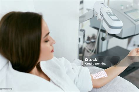 의료 절차입니다 정 맥 정 맥 파인더와 함께 검색 하는 여자 정맥에 대한 스톡 사진 및 기타 이미지 정맥 의료용 스캐너 광학 기기 Istock