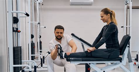 재활 발 치료탄성 강도 시뮬레이터 젊은 여성의 맨발로 스트레칭하는 물리 치료사 재활 센터에서의 특별 운동 치료 부상 후 다리의 통증 사진 Unsplash의 의류 이미지