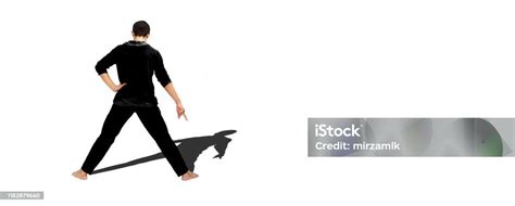 활동적인 운동을하고 자신의 그림자와 함께 흰색 배경에 고립 된 포즈를 취하는 활동복 복장의 남성 십대의 전체 길이 샷