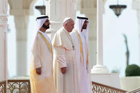 БЕЗ ПРЕЦЕДЕНТ Папа Франциск влезе в джамия Дебати