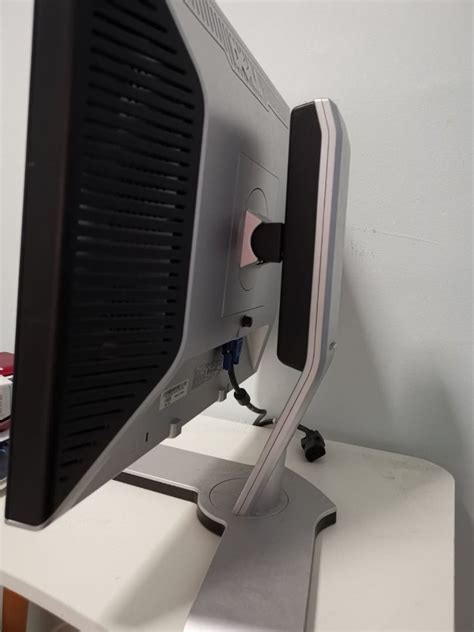 Dell 1908fpt Ultrasharp Black 19 Inch Flat Panel Monitor 1280x1024 With