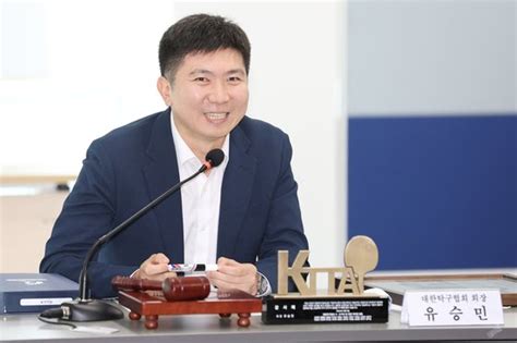 유승민 대한체육회장 선거 나선다대한탁구협회장은 사퇴