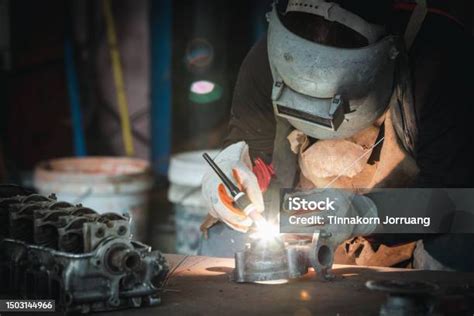 전문 용접기 용접 건설 프레임 용접 스파크 용접기는 용접 금속 세공 제조 및 건설 유지 보수 서비스입니다 40 44세에 대한 스톡 사진 및 기타 이미지 Istock