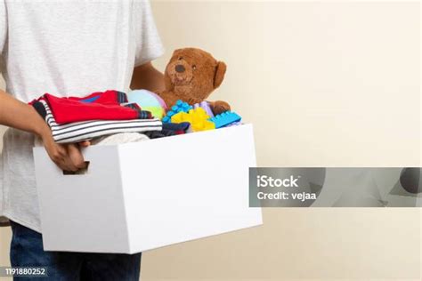 기부 개념입니다 책 옷 장난감이 있는 기부 상자를 들고 있는 아이 들 Charitable Foundation에 대한 스톡 사진 및 기타 이미지 Charitable