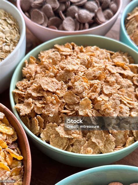 건강한 아침 시리얼 밀기울 플레이크 뮤즐리 롤드 포리지 귀리 초콜릿 맛의 바삭바삭한 밀 껍질 높은 곳에서 보기 전경에 초점을 맞춘 그릇의 전체 프레임 이미지 0명에 대한