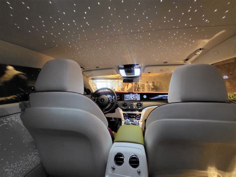 롤스로이스의 전기차 스펙터 마법 양탄자 같은 승차감을 체험하다