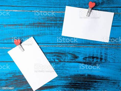 유행 블루 컬러 표면 발렌타인 데이와 사랑 개념에 빨간 마음이 옷 라인과 옷에 흰색 빈 종이 시트 0명에 대한 스톡 사진 및 기타 이미지 Istock