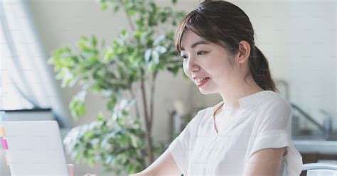 집에서 식탁에서 노트북으로 원격 근무를 하는 아시아 여성 사진 Unsplash의 사업 이미지